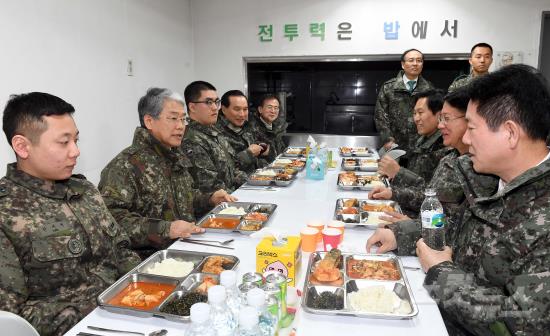 장병들과 식사하는 국민의당 노컷뉴스