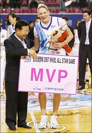 [WKBL] MVP 수상하는 로렌 잭슨 - 노컷뉴스