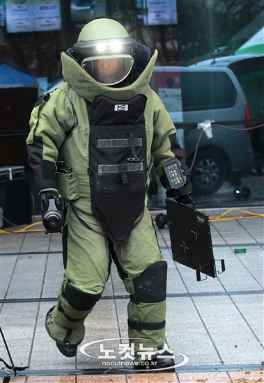 SF영화에 나올것 같은 EOD 복장 - 노컷뉴스
