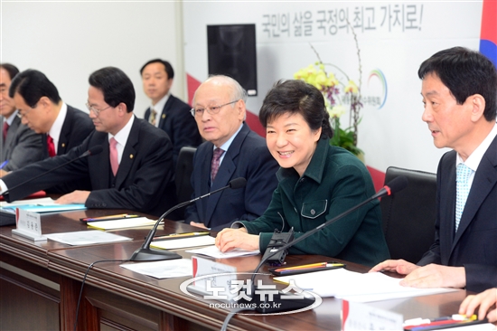 밝은 표정으로 여성문화분과 국정과제토론회 참석한 박근혜 당선인 노컷뉴스