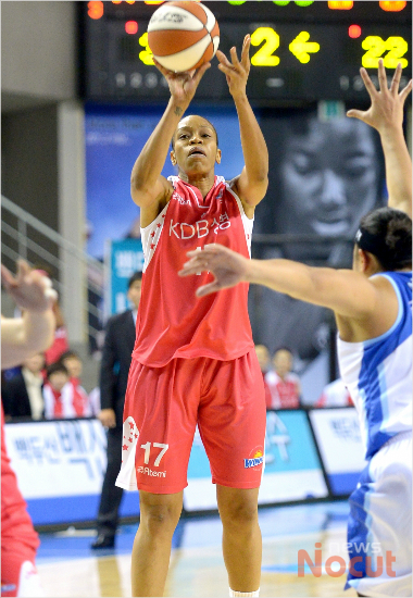 탐슨 22점 맹활약…KDB생명 연패 탈출 - 노컷뉴스