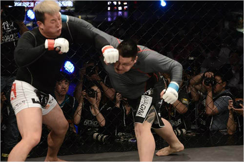 로드FC 데뷔전…부산협객, 전직 야쿠자에 1R TKO승 - 노컷뉴스