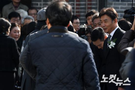 하객 맞는 배우 길용우 노컷뉴스