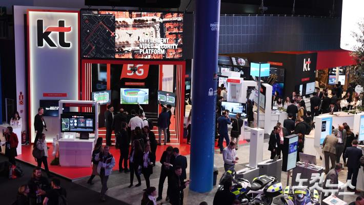 관람객 붐비는 MWC2018 KT 부스 - 노컷뉴스