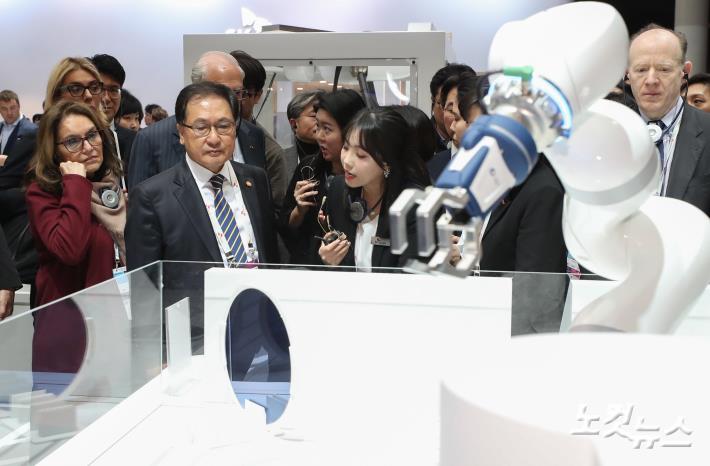 MWC19 SKT 부스 둘러보는 유영민 과학기술정보통신부 장관 - 노컷뉴스