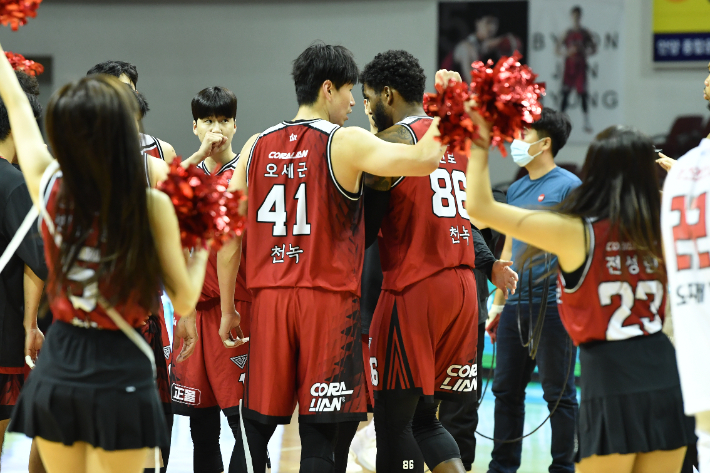 오세근·전성현에 스펠맨까지 폭발한 KGC, 3연패 탈출 - 노컷뉴스