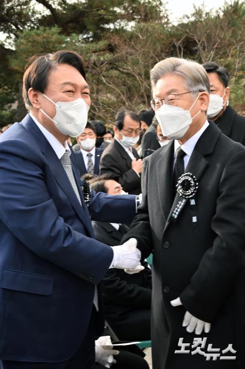 악수하는 윤석열 이재명 노컷뉴스