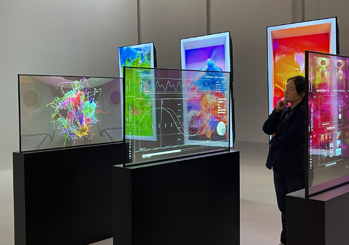 LGD 투명 OLED로 담아낸 우주비행 NFT, 620만달러에 낙찰 - 노컷뉴스