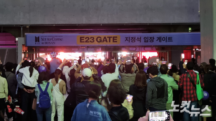 소리만이라도… Bts 부산 공연장 밖도 인파 몰려 진풍경 노컷뉴스