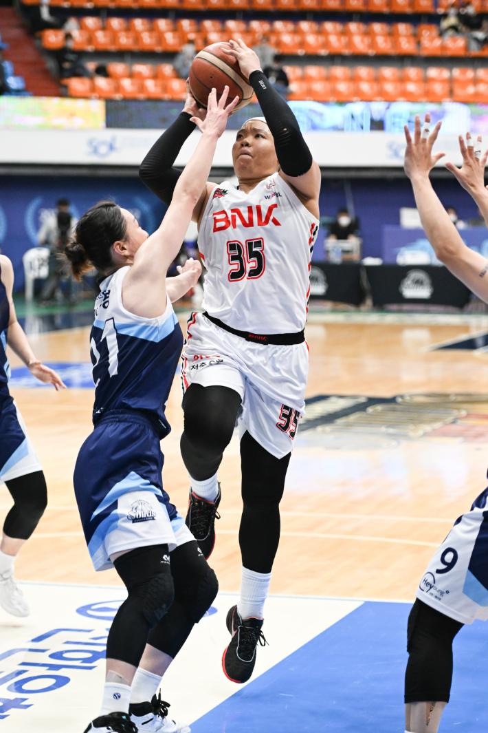 '김한별 30득점' 부산 BNK, 신한은행 누르고 3연승 행진 - 노컷뉴스