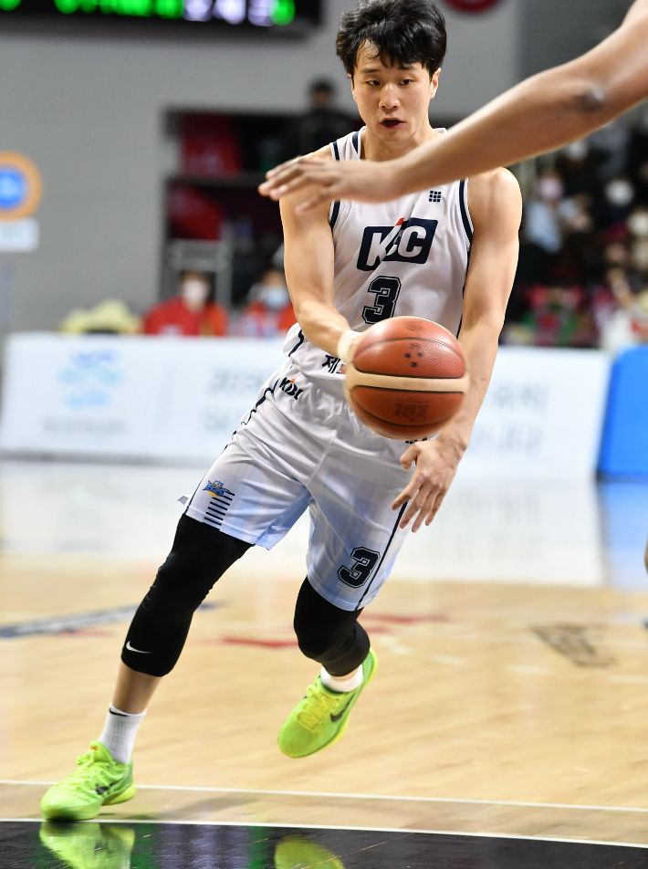 '허웅 22득점' 상승세 KCC, 선두 KGC인삼공사 잡았다 - 노컷뉴스