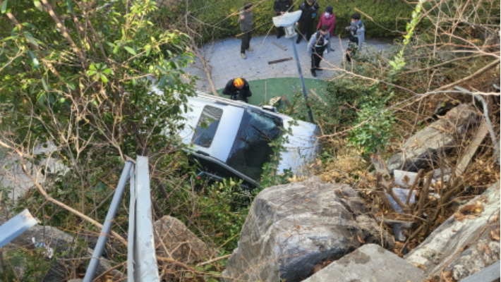 여수서 SUV 차량 5m 추락…60대 운전자 자력 탈출 - 노컷뉴스