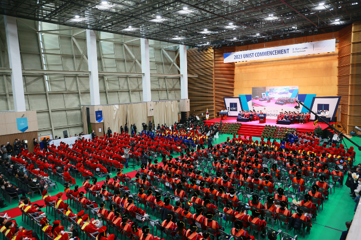 "끊임없이 변화 추구" UNIST 4년 만에 대면 학위수여식 - 노컷뉴스