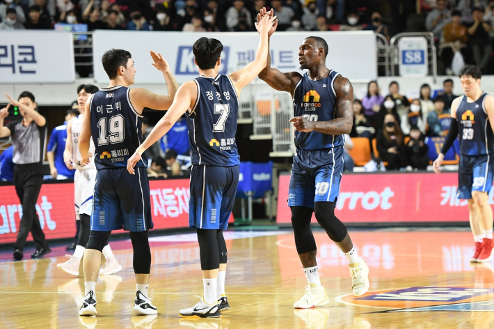 프로농구 6·7위 KCC·kt, 나란히 승리…1경기 차 6위 경쟁 - 노컷뉴스