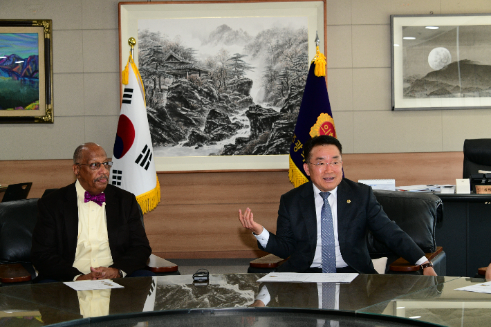 고든 M. 존슨 미국 뉴저지주 상원의원 광주시의회 방문 - 노컷뉴스