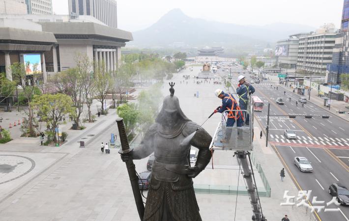 이순신 장군 동상 봄맞이 세척작업 노컷뉴스