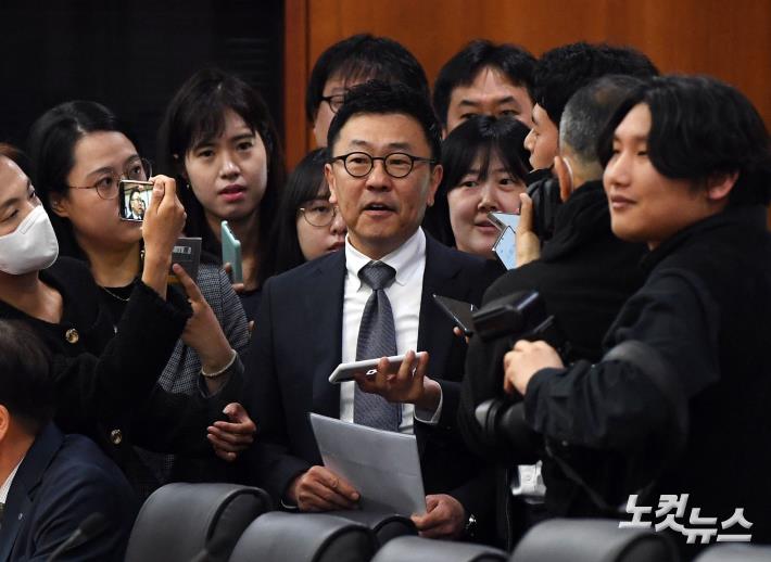 취재진에 둘러싸인 키움증권 황현순 대표이사 노컷뉴스
