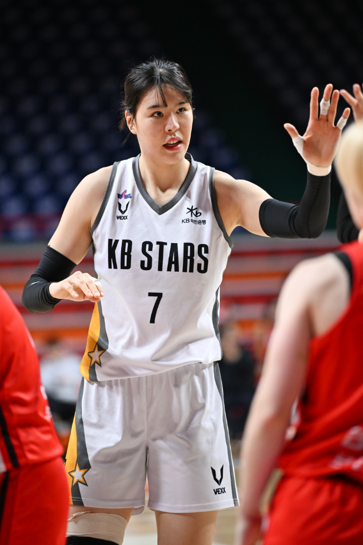KB 박지수, 여자프로농구 사상 첫 1~5라운드 MVP 석권 - 노컷뉴스