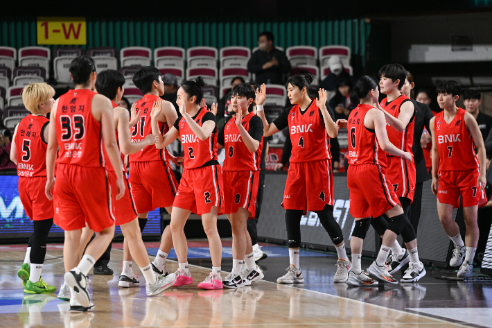 부산 BNK, 창원서 신한은행 꺾고 13연패 늪 탈출 - 노컷뉴스