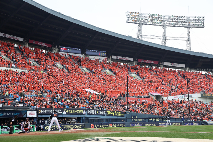 '추위? 가을 야구는 뜨겁다' PS 33G, KS 17G 연속 매진…PO는 역대 최다 수입 - 노컷뉴스