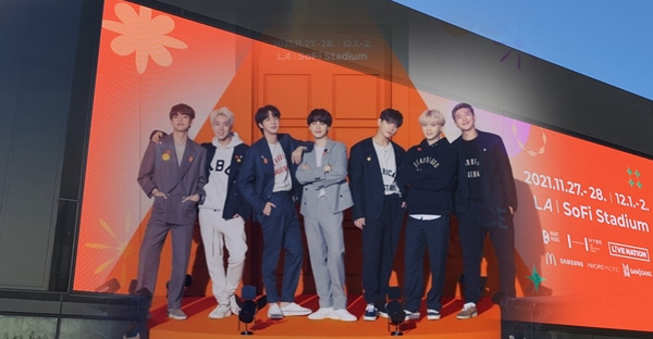 [BTS 어게인]BTS LA 콘서트 첫날 끝없는 줄…활기 가득 소파이 현장 - 노컷뉴스