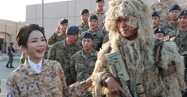 First Lady Kim Gun-hee met in military uniform, and encouraged the ...